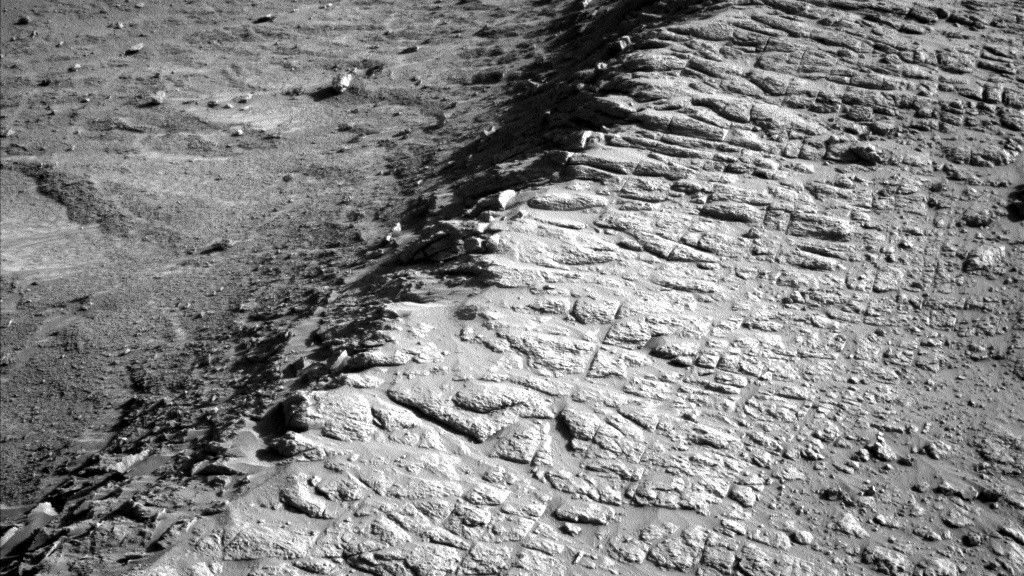 Curiosity Rover Explores Unique Ridge on Mars, Captures Stunning Images ...