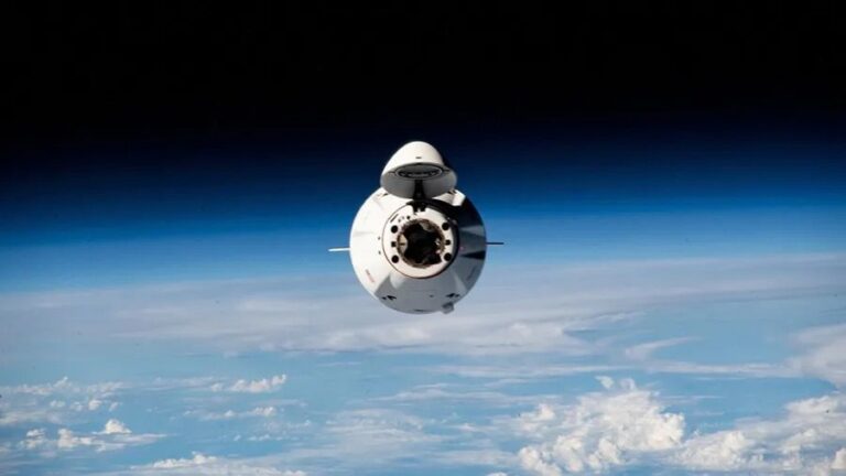 SpaceX Dragon Capsule Delivers 5,000 Pounds of Supplies to ISS ...