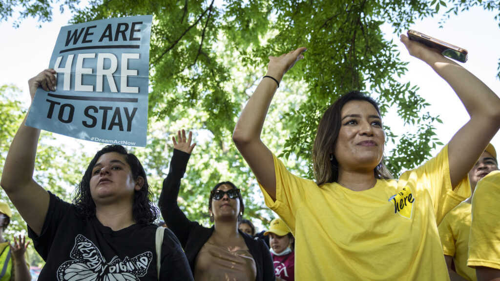 DACA Applications Resume: Urgent News for Immigrants Today - NEWSNOWCHICAGO