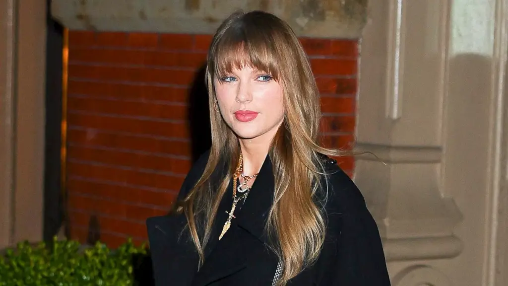 Taylor Swift Dazzles with Glitter Manicure, Defying Winter Norms ...