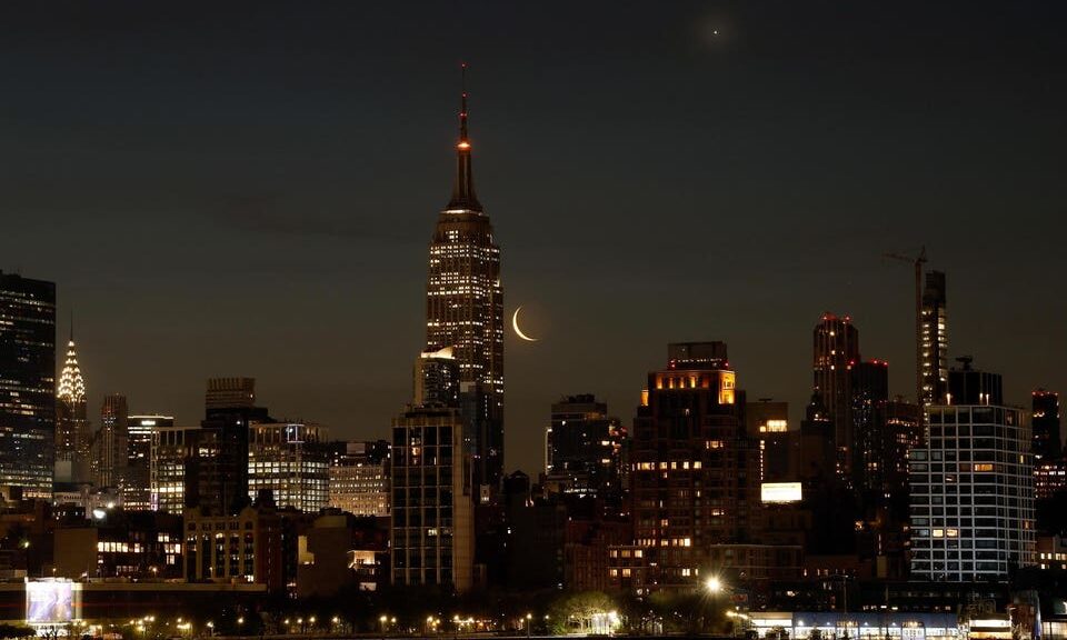Stargazers Spot Crescent Moon and Saturn in January Alignment ...